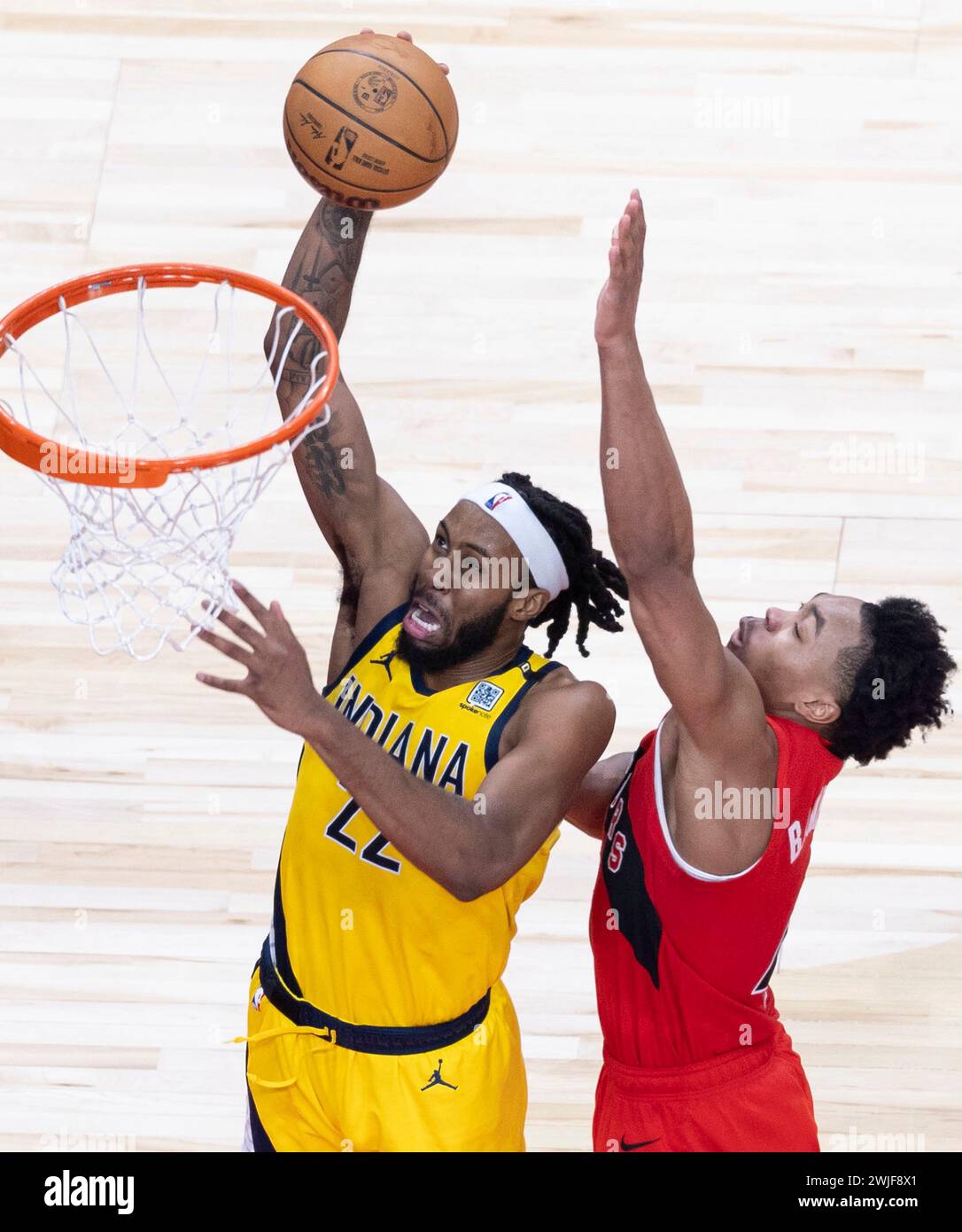 Toronto, Canada. 14th Feb, 2024. Isaiah Jackson (L) of Indiana Pacers ...