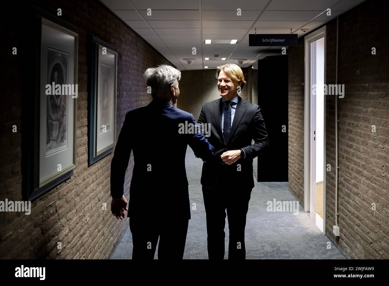 THE HAGUE - Informer Kim Putters (r) receives his predecessor, Ronald ...