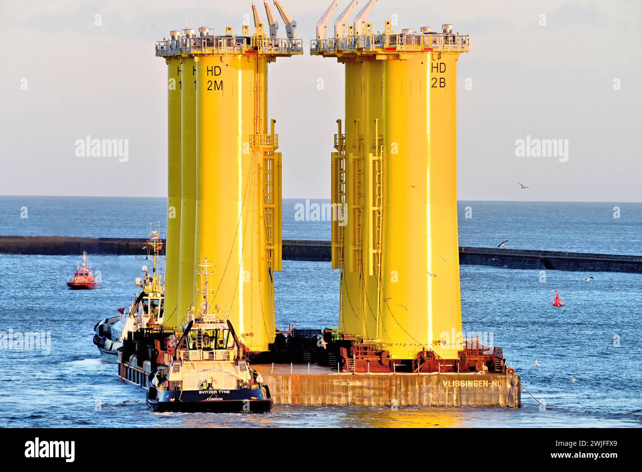 Multratug19 with the DOC CARRIER barge from Smulders Howdon Tyne Yard ...