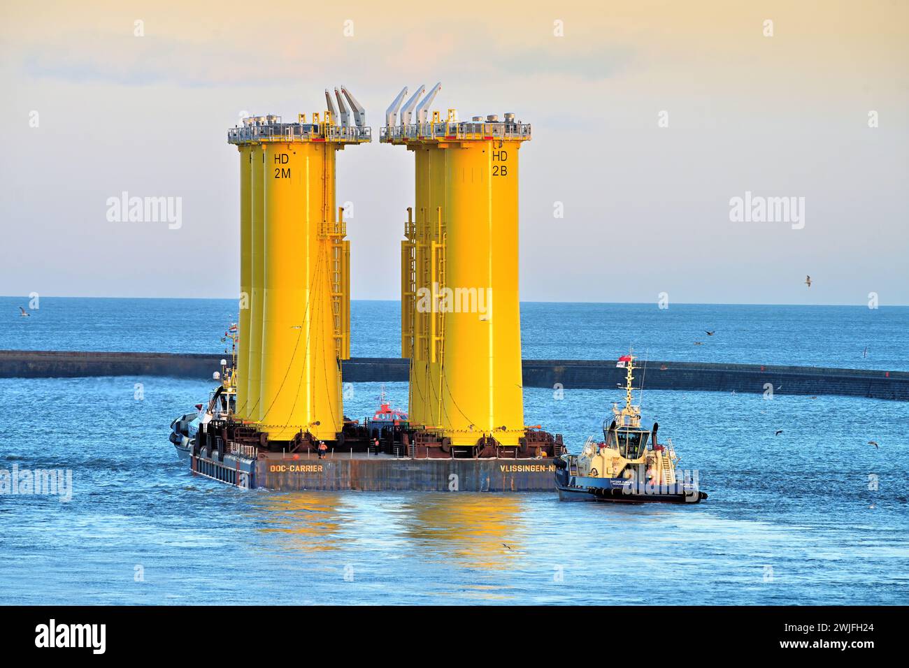 Multratug19 with the DOC CARRIER barge from Smulders Howdon Tyne Yard ...