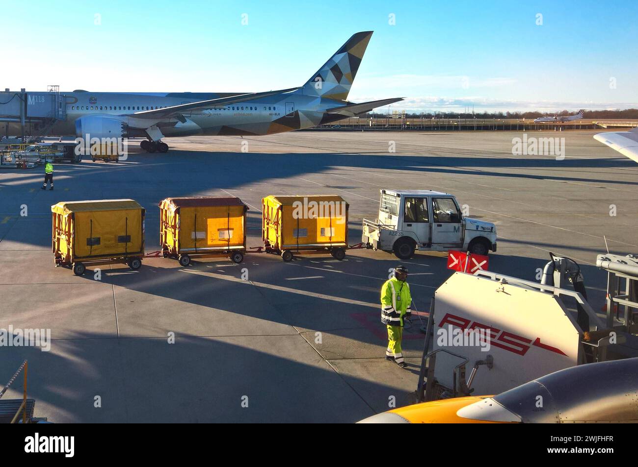 München Flughafen, Gepäckabfertigung auf den Vorfeld. Die ...