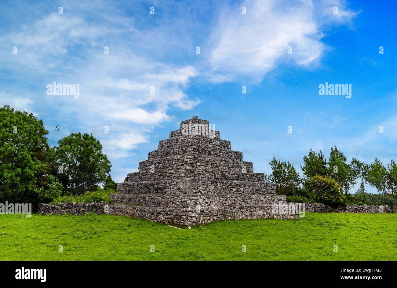 Pyramid eye hi-res stock photography and images - Alamy