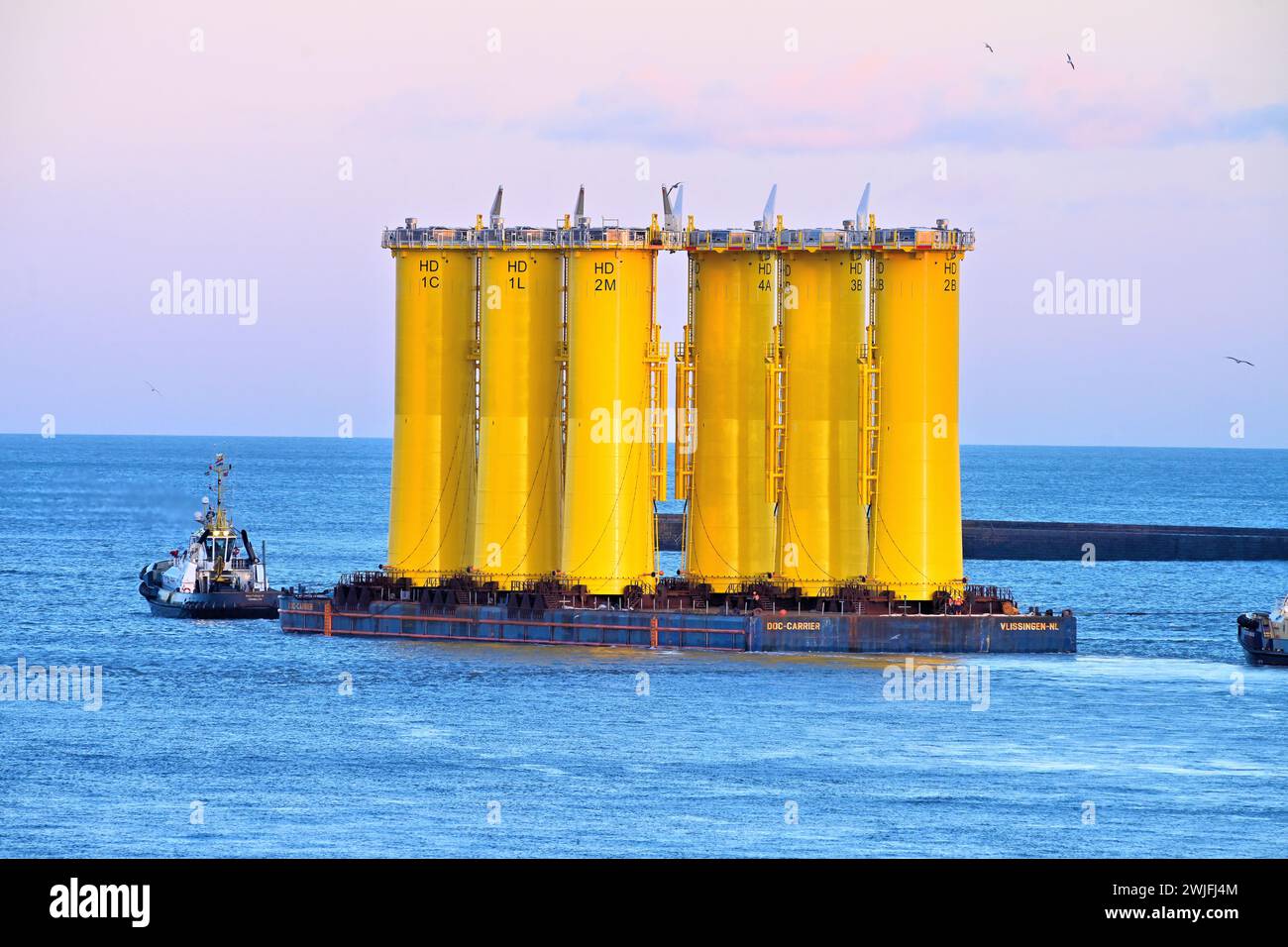 Multratug19 with the DOC CARRIER barge from Smulders Howdon Tyne Yard ...
