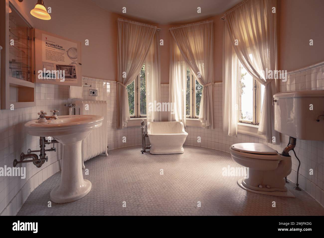 Portland, Oregon, USA - Old bathroom in Pittock Mansion Stock Photo - Alamy