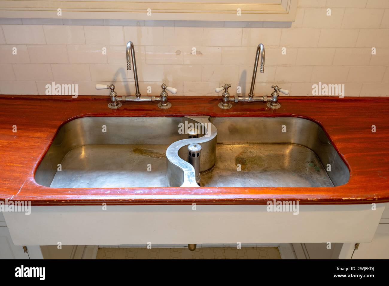 Portland, Oregon, USA - Old kitchen sink in Pittock Mansion Stock Photo ...