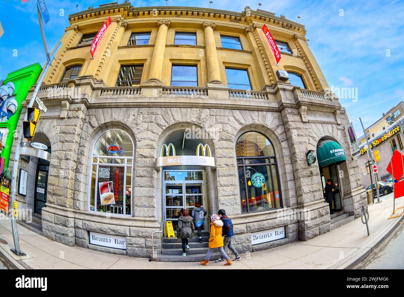 Mcdonalds building hi-res stock photography and images - Alamy