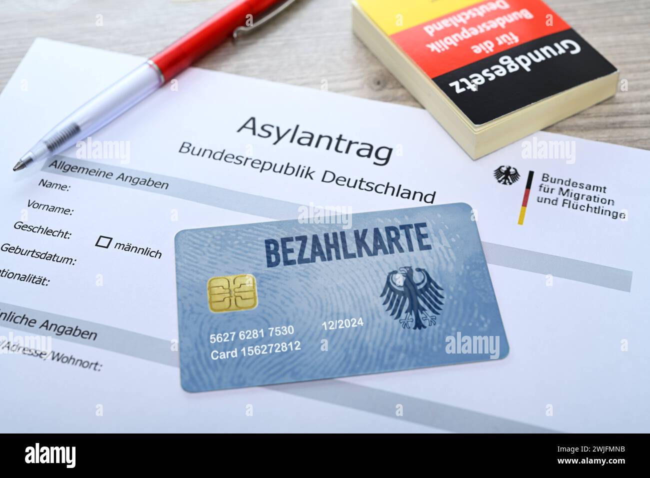 FOTOMONTAGE, Bezahlkarte für Geflüchtete und Asylsuchende auf einem ...