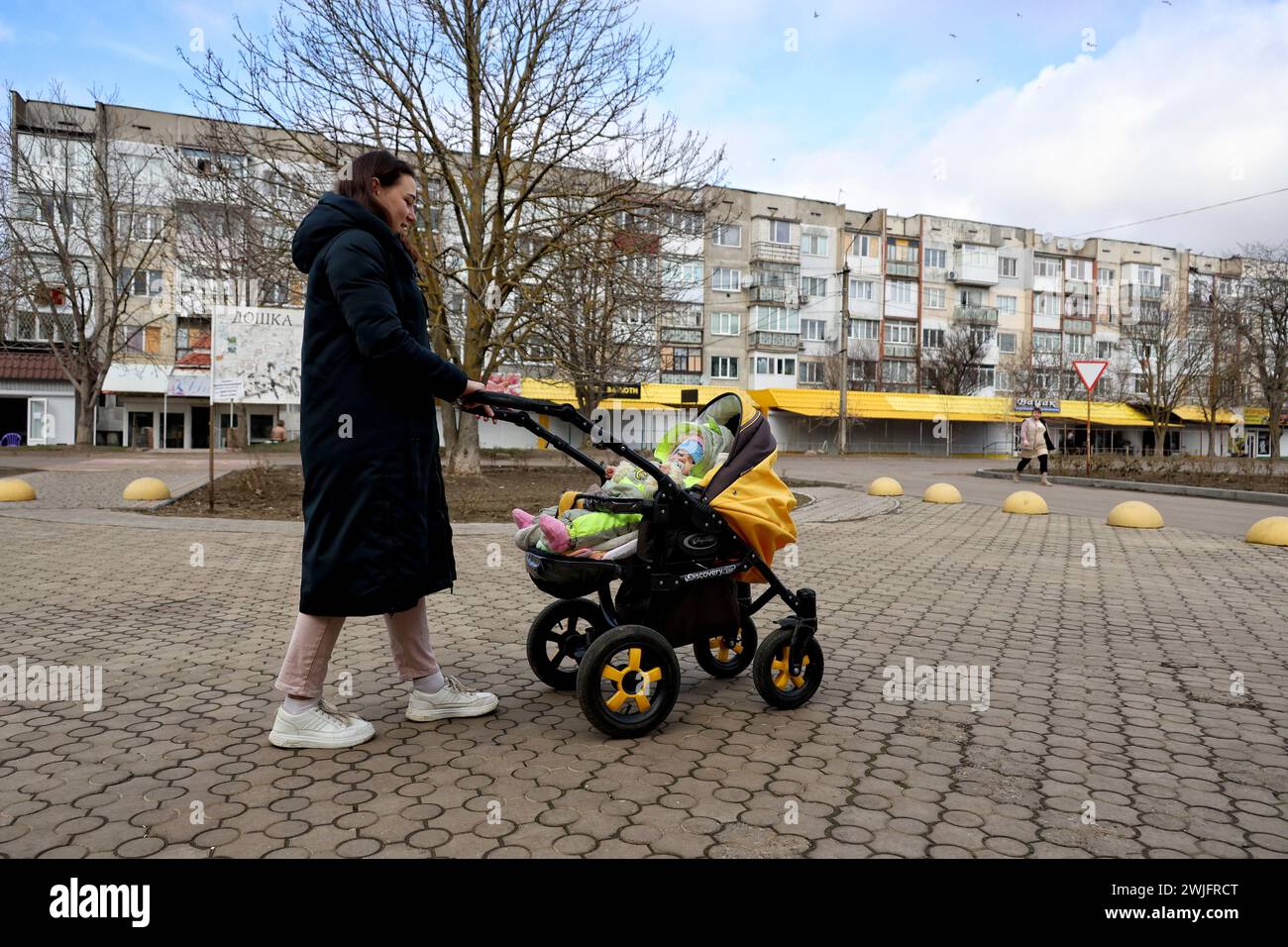 Non Exclusive: OCHAKIV, UKRAINE - FEBRUARY 14, 2024 - A woman stays by ...