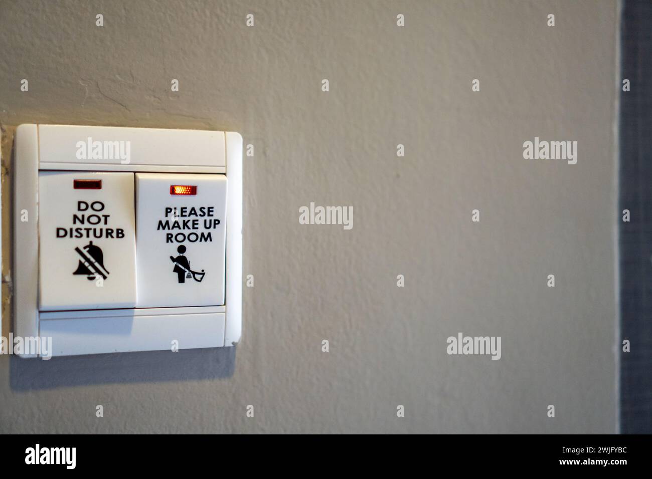 Do not disturb' and 'please make up room' signs Stock Photo - Alamy