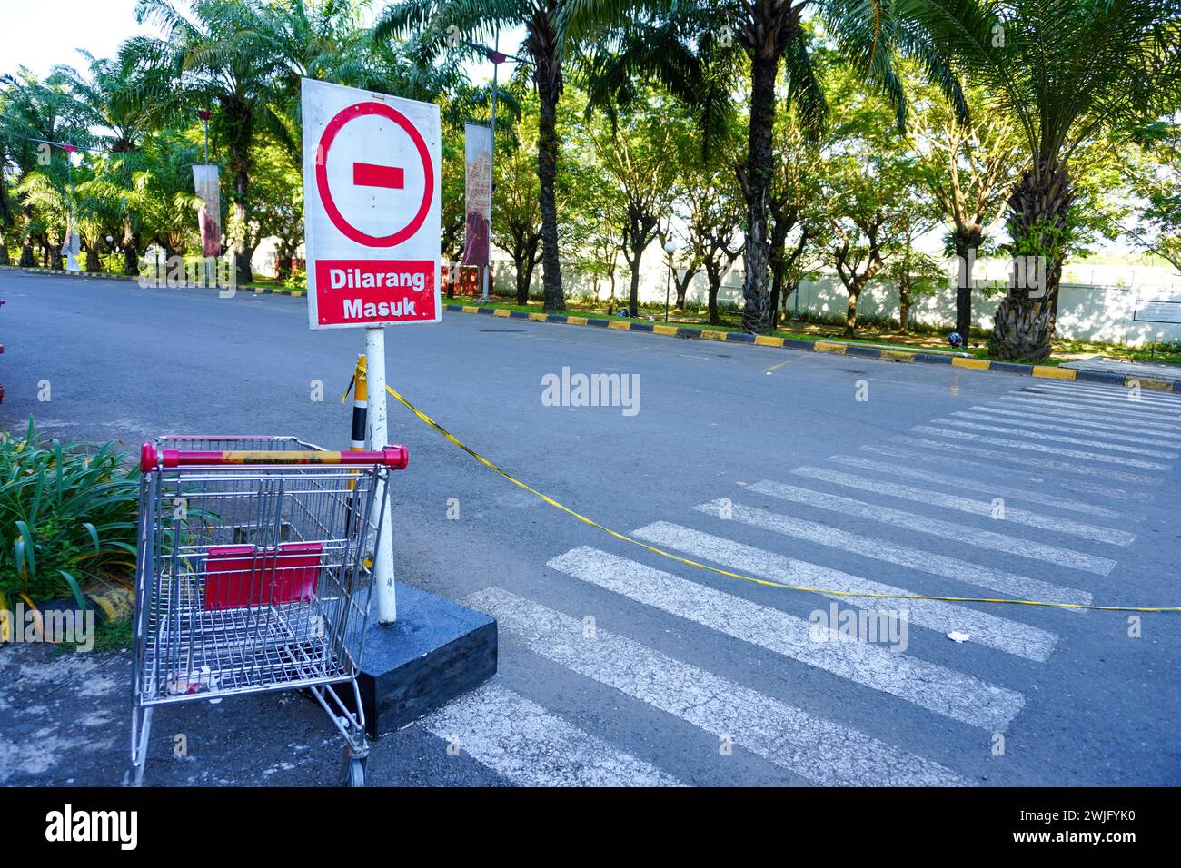 Forbidden sign for shopping trolley Stock Photo - Alamy
