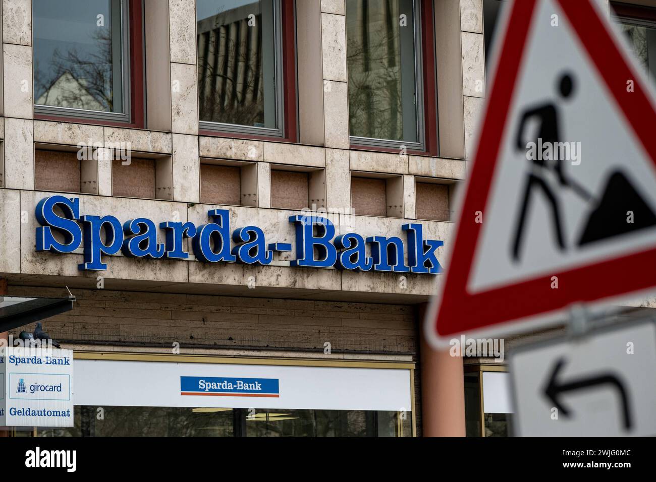 Sparda Bank Filiale und Bauarbeiten Hinweisschild 15.02.24, Wiesbaden: Symbolfoto ...