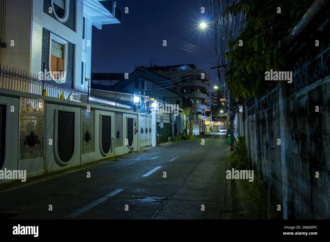 Nighttime road hi-res stock photography and images - Alamy