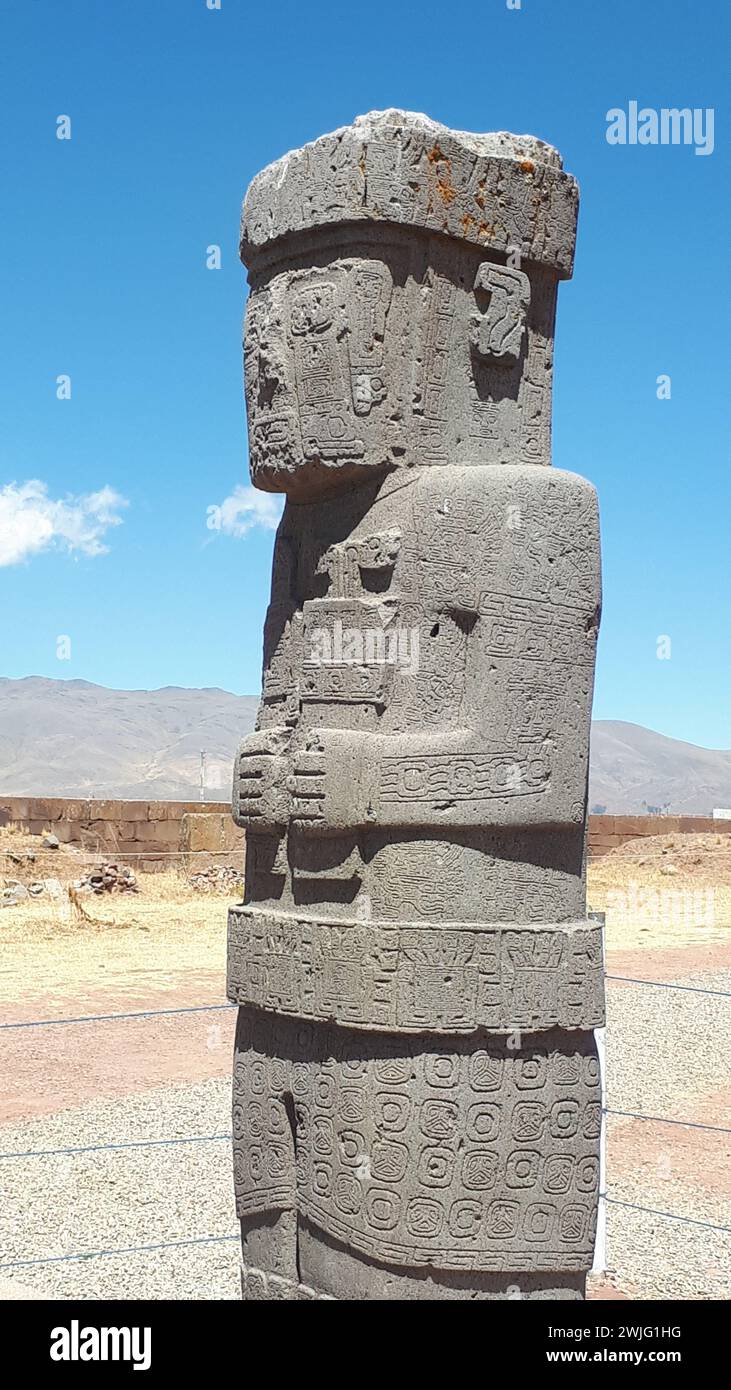 Statue at Tiwanaku Stock Photo - Alamy