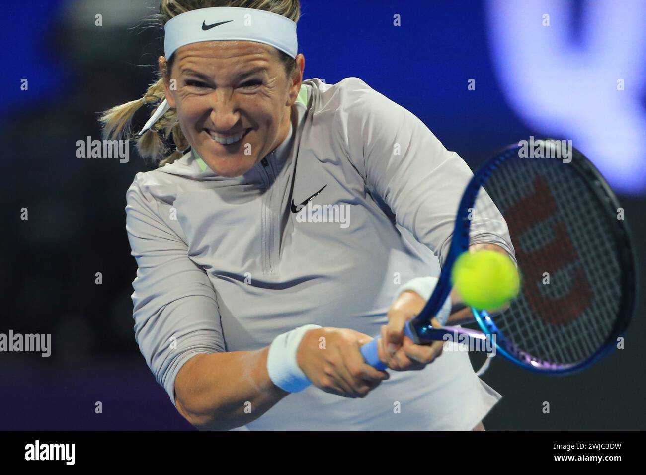 Victoria Azarenka of the Belaruss returns to Poland's Iga Swiatek ...