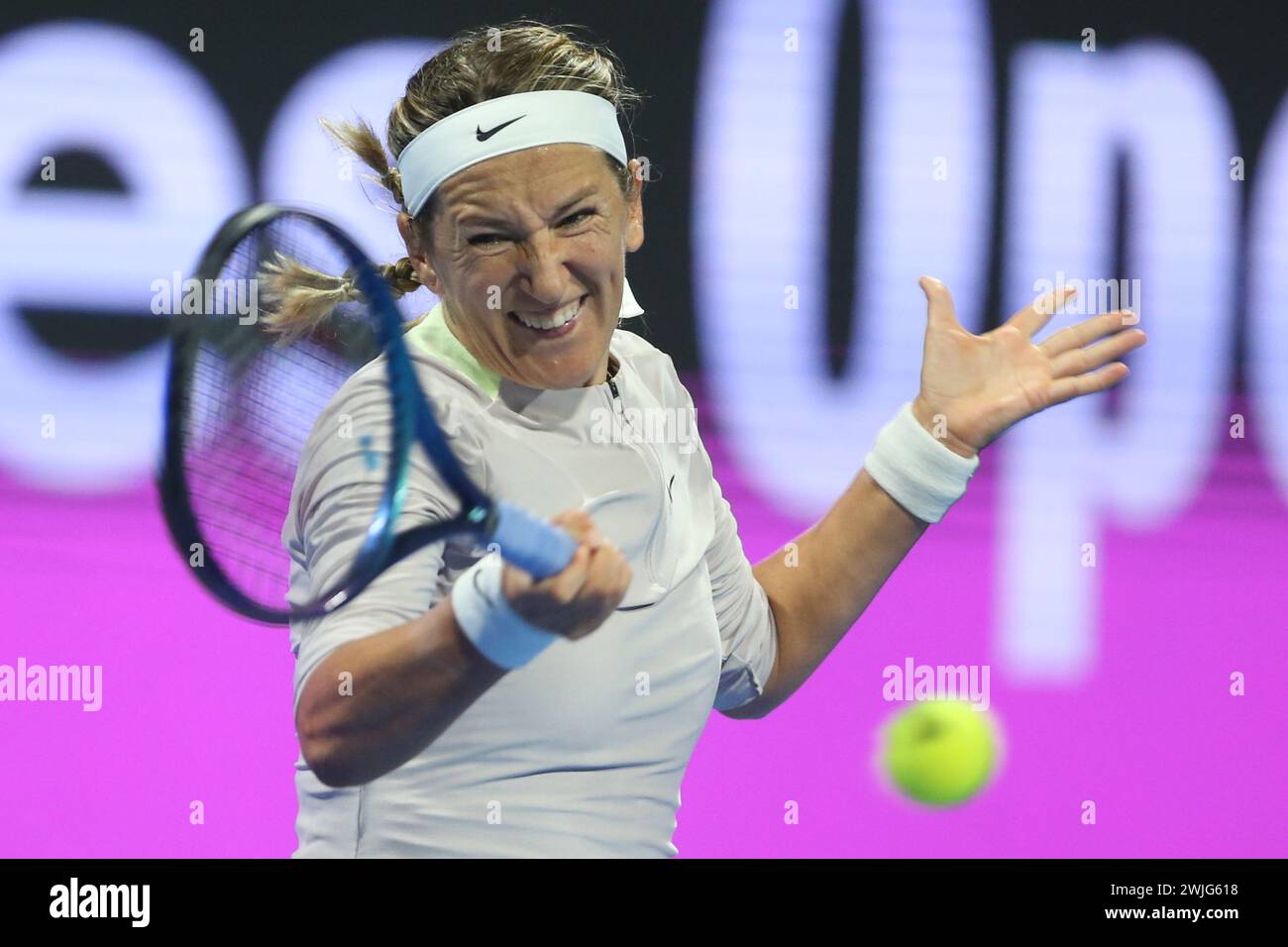 Victoria Azarenka of the Belaruss returns to Poland's Iga Swiatek ...