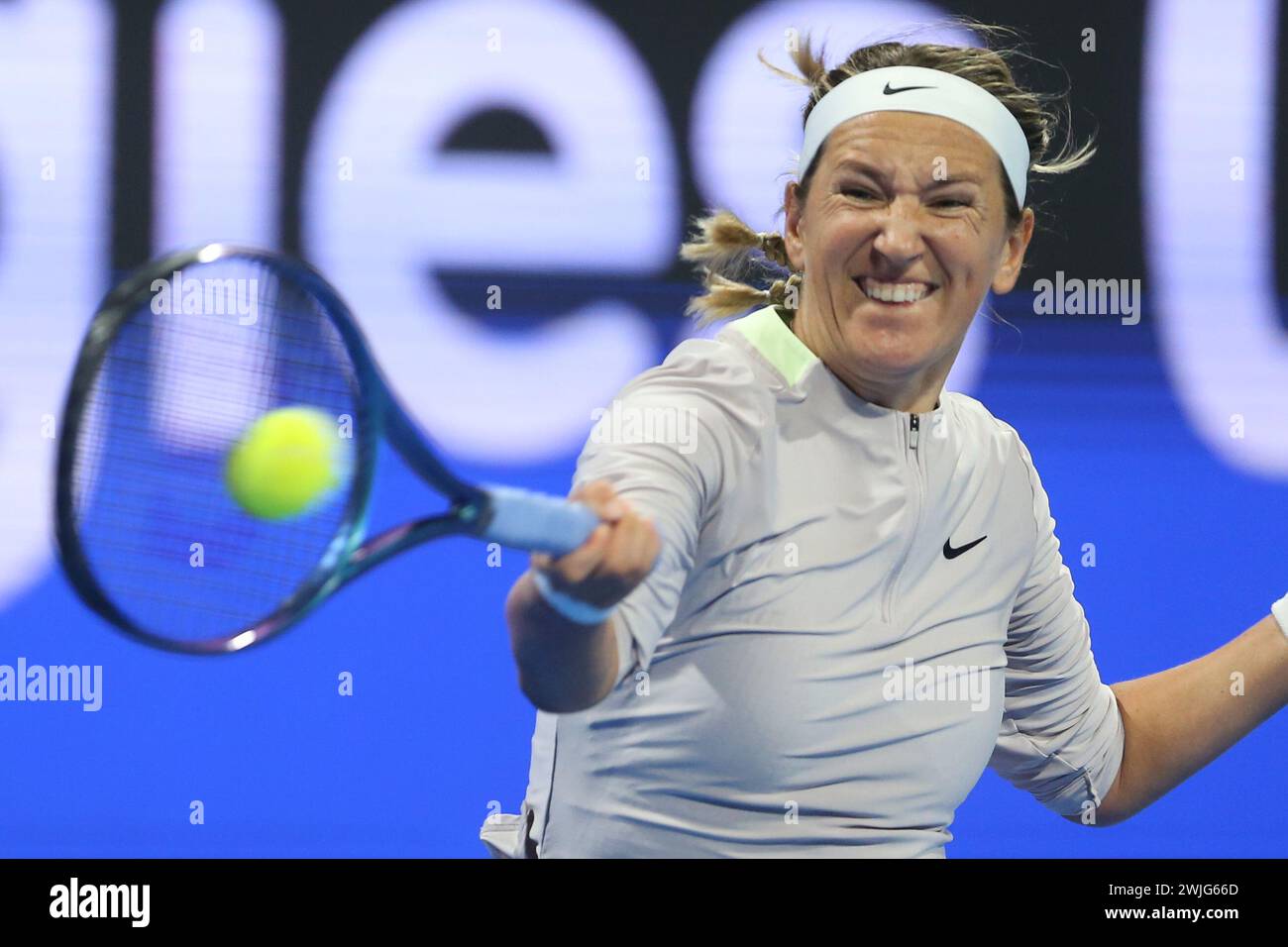 Victoria Azarenka of the Belaruss returns to Poland's Iga Swiatek ...
