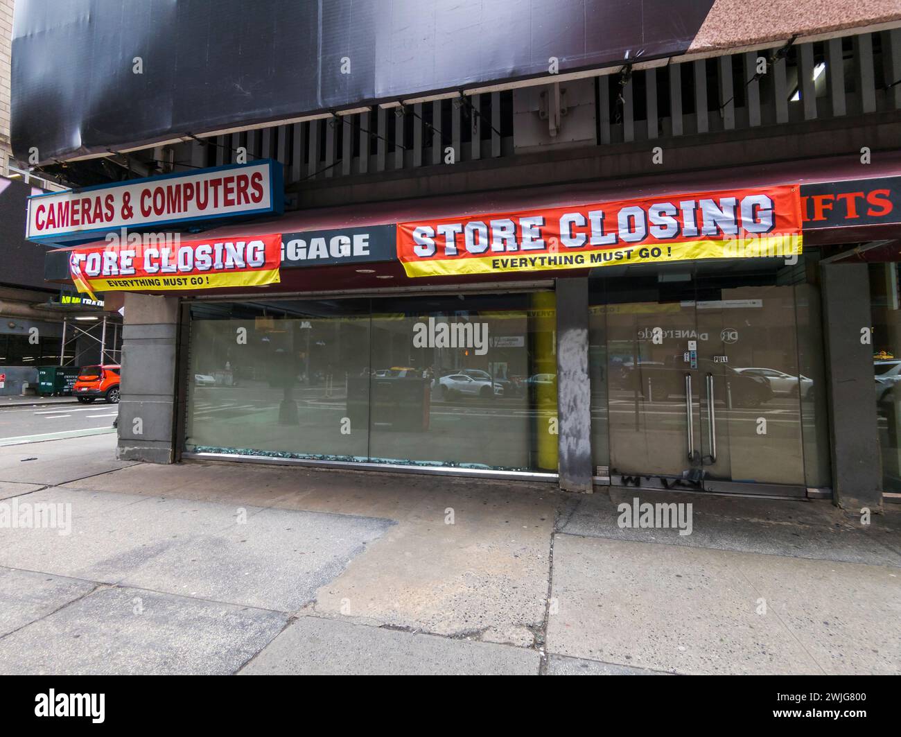 Closing gates hi-res stock photography and images - Alamy