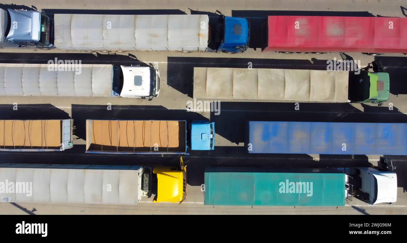 Box trucks in dock hi-res stock photography and images - Alamy