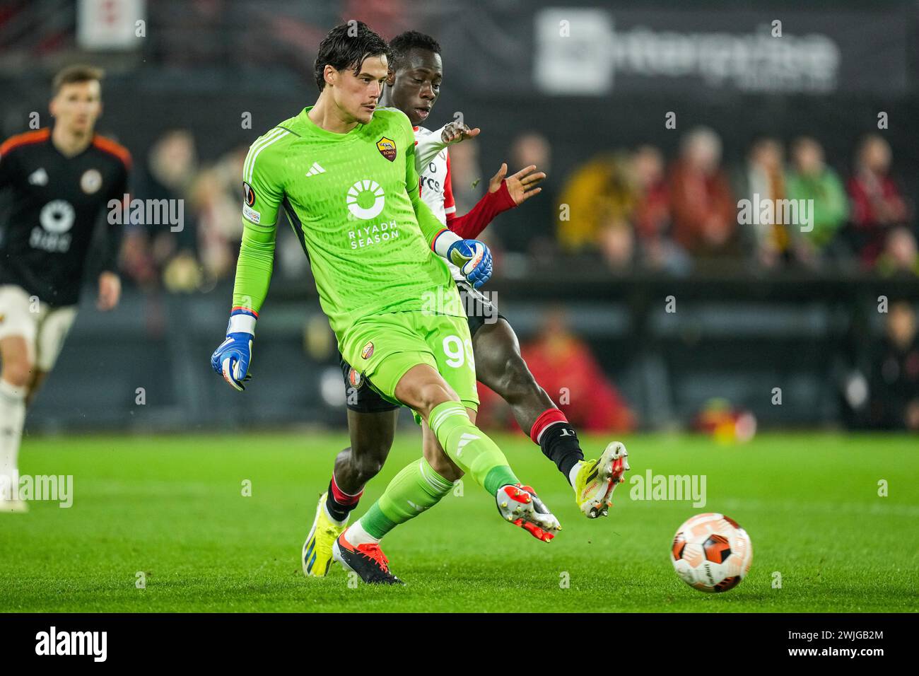 Rotterdam - AS Roma goalkeeper Mile Svilar, Yankuba Minteh of Feyenoord ...