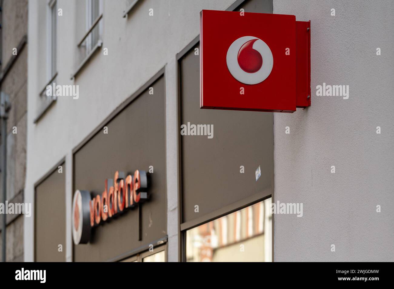 Vodafone Filiale mit Firmenlogo 15.02.24, Wiesbaden: Symbolfoto ...