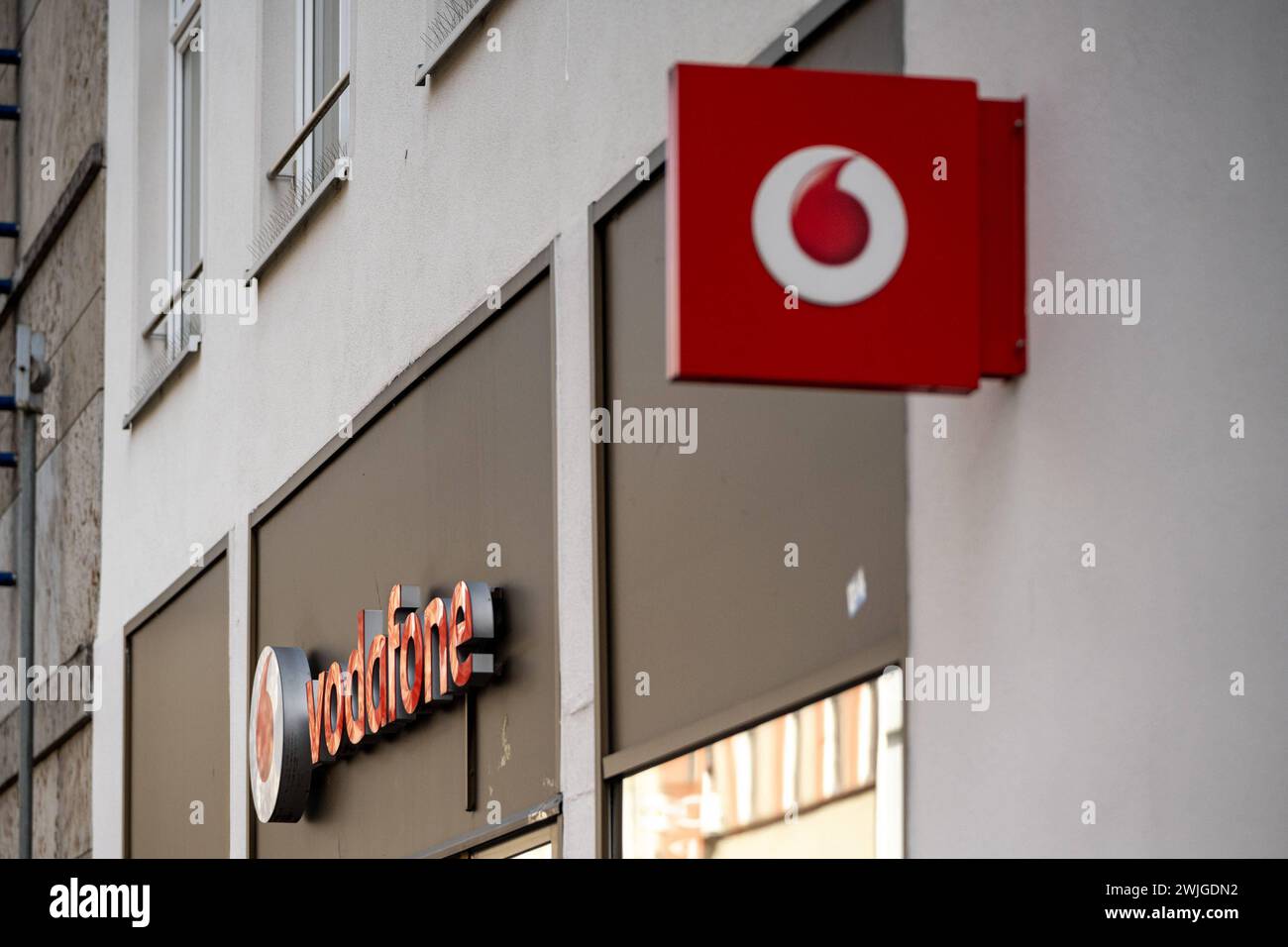 Vodafone Filiale mit Firmenlogo 15.02.24, Wiesbaden: Symbolfoto ...