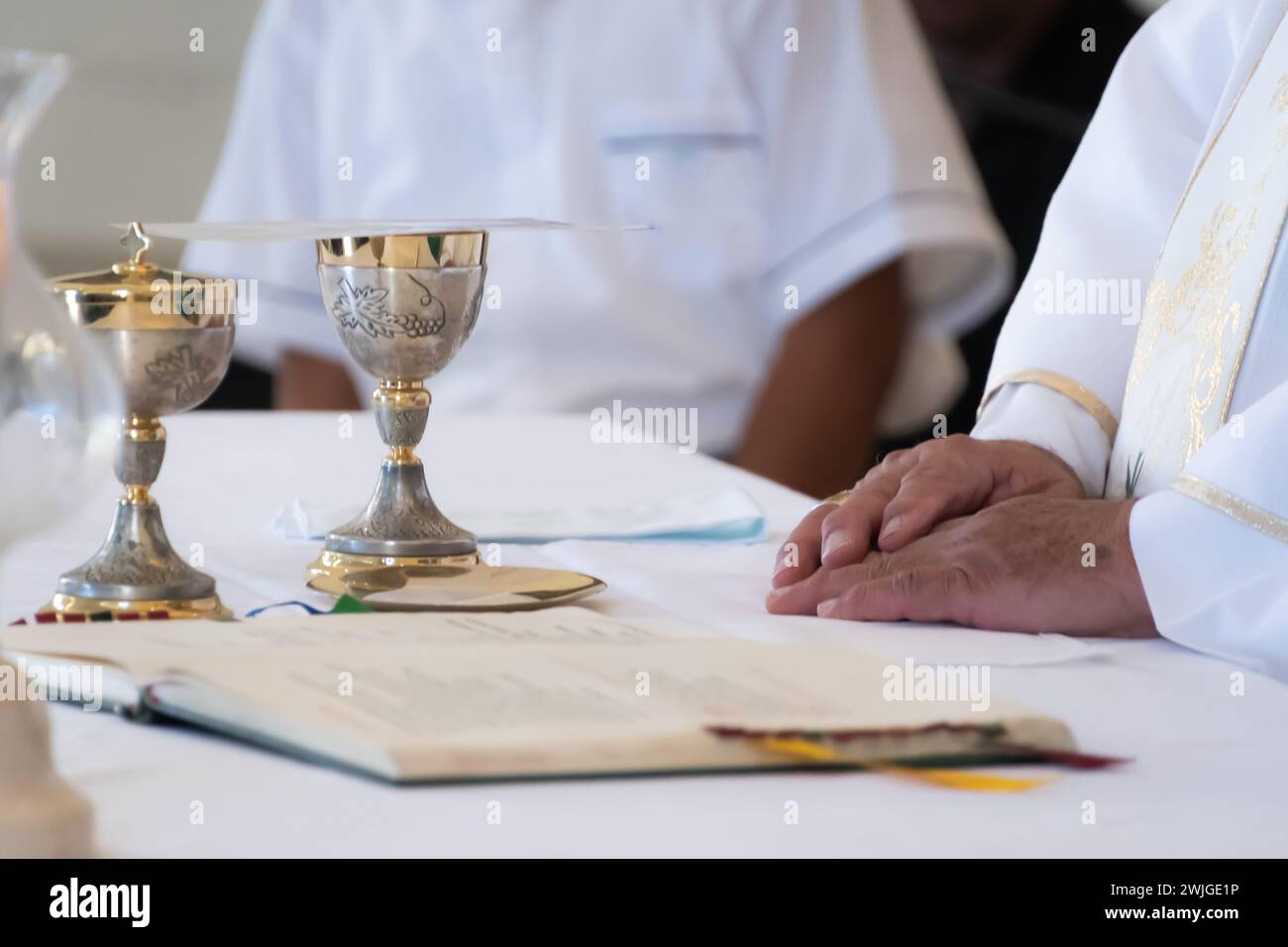 Priest communion wafer hi-res stock photography and images - Alamy