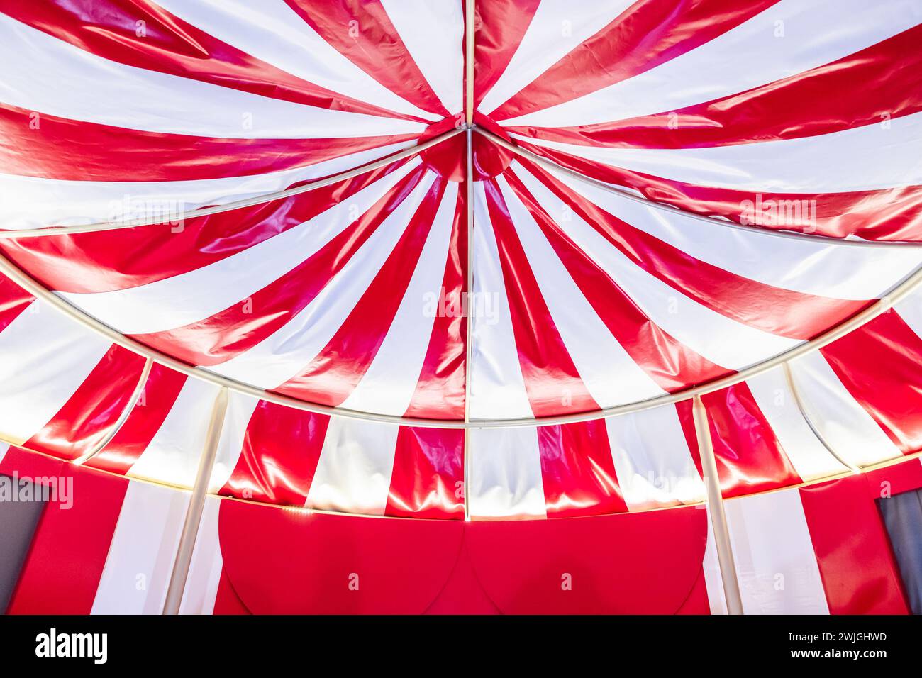 Red and white striped circus tent hi-res stock photography and images - Alamy