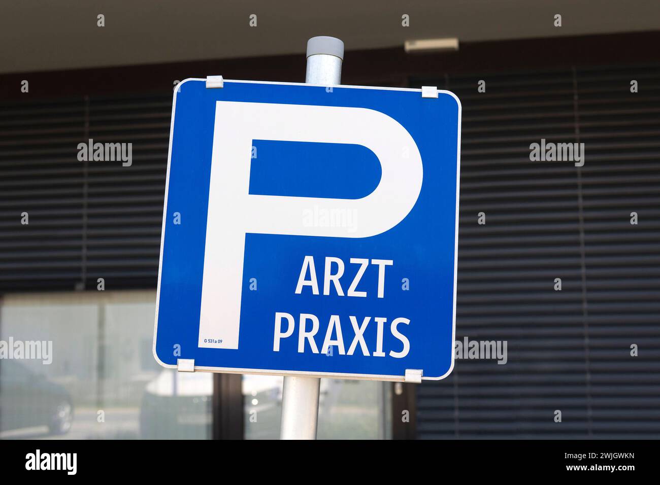 Doctor parking sign hi-res stock photography and images - Alamy
