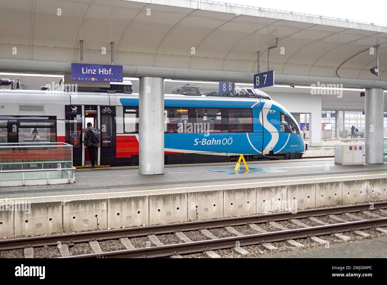 S-Bahn OÖ, Linz Hauptbahnhof, Austria Stock Photo - Alamy