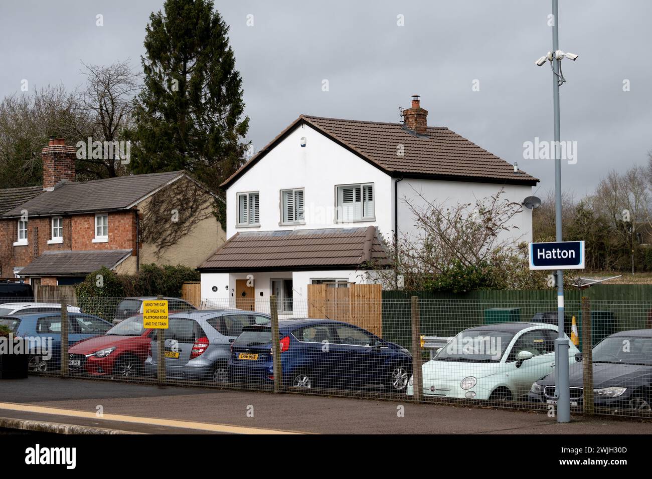 Cars parked at Hatton village railway station, Warwickshire, England ...