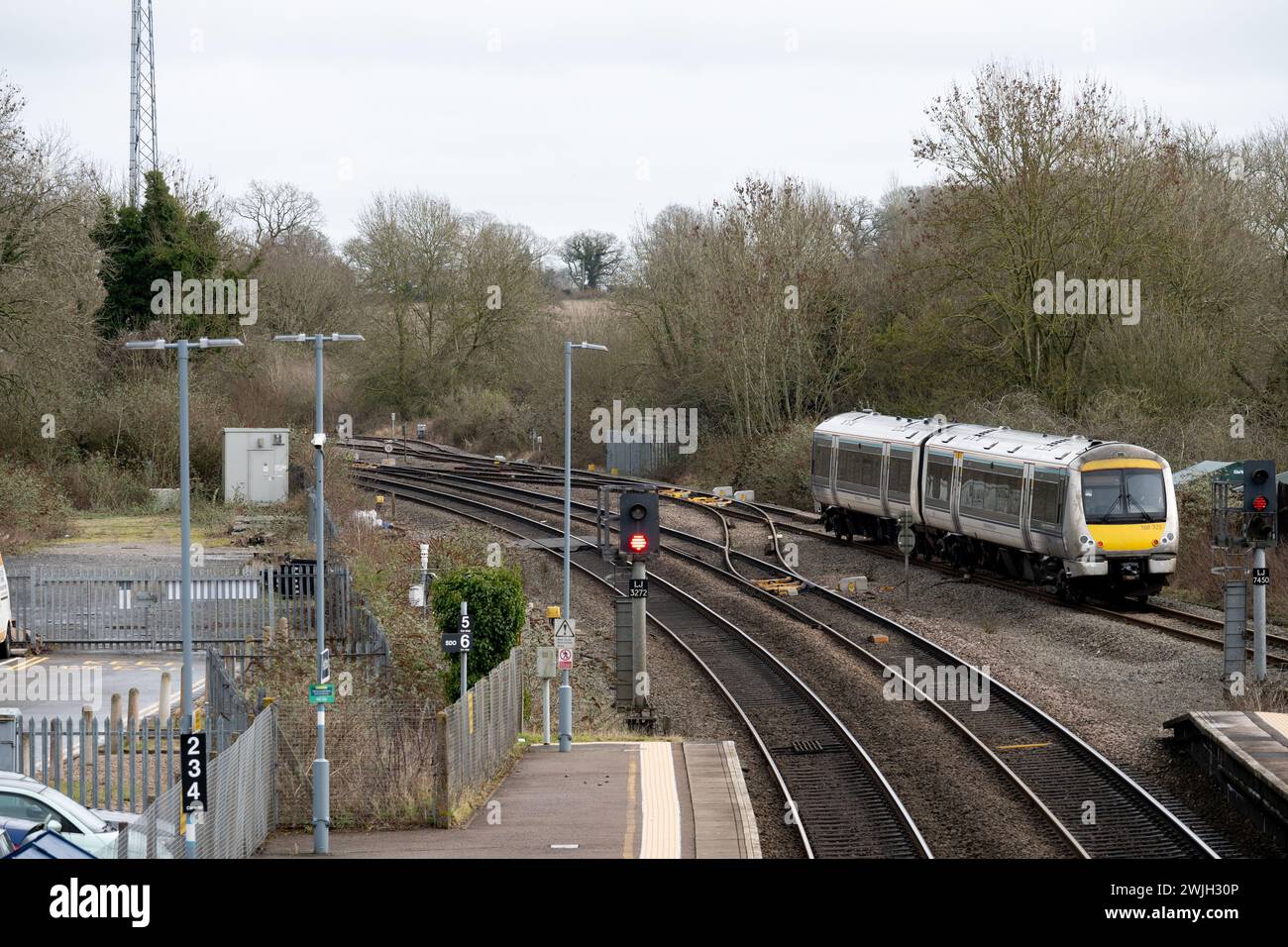 Chiltern Railways class 168 diesel train leaving Hatton station ...