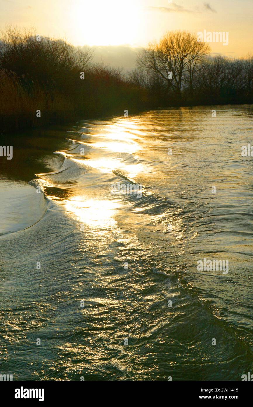 Small boat wake uk hi-res stock photography and images - Alamy