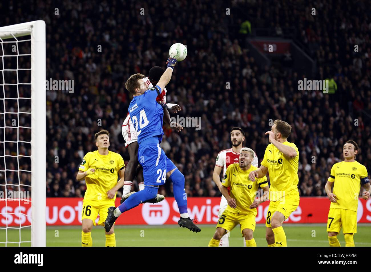 AMSTERDAM - (l-r) FK Bodø/Glimt goalkeeper Kjetil Haug, Brian Brobbey ...