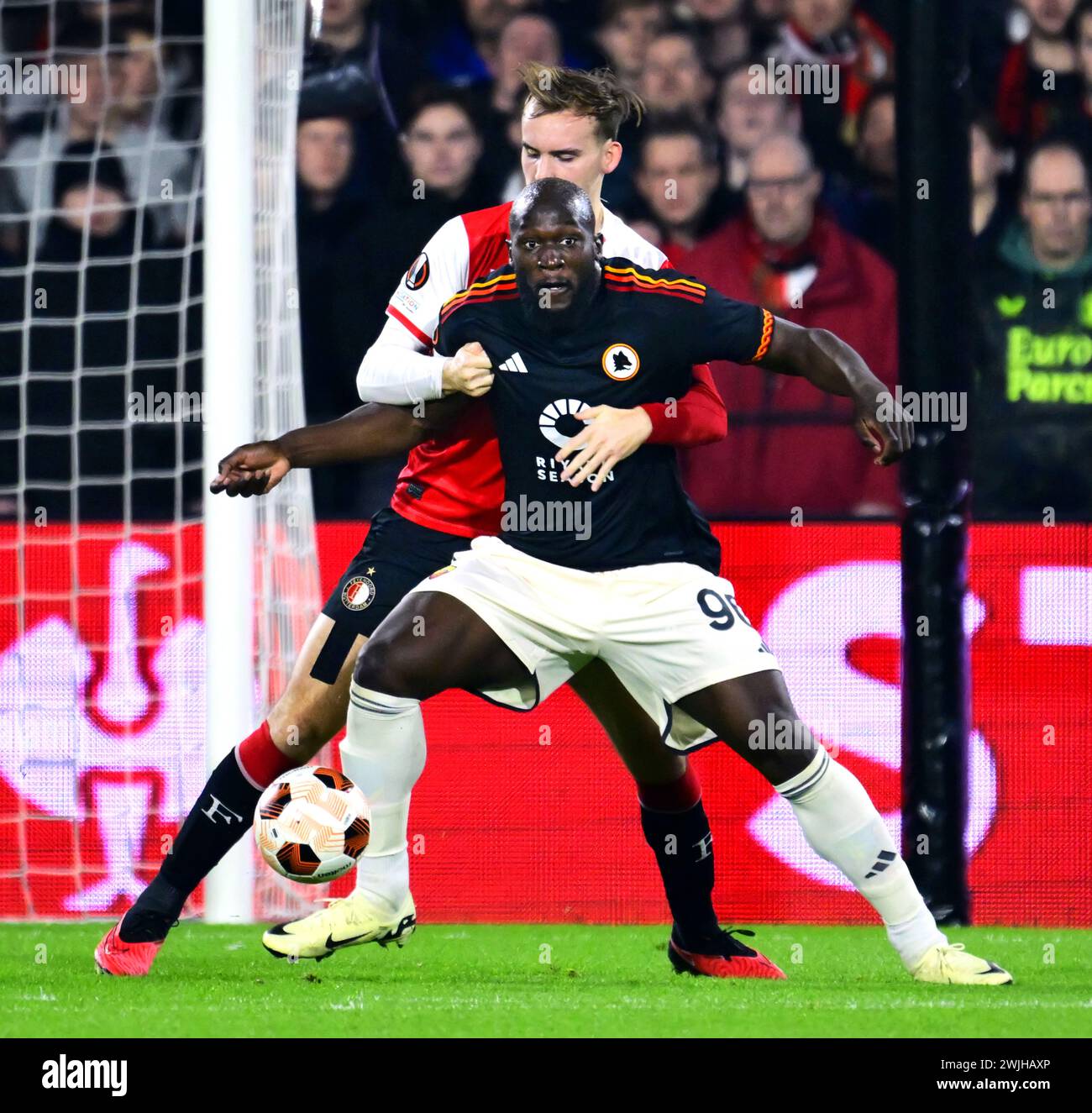 ROTTERDAM - Romelu Lukaku of AS Roma, Thomas Beelen during the UEFA ...