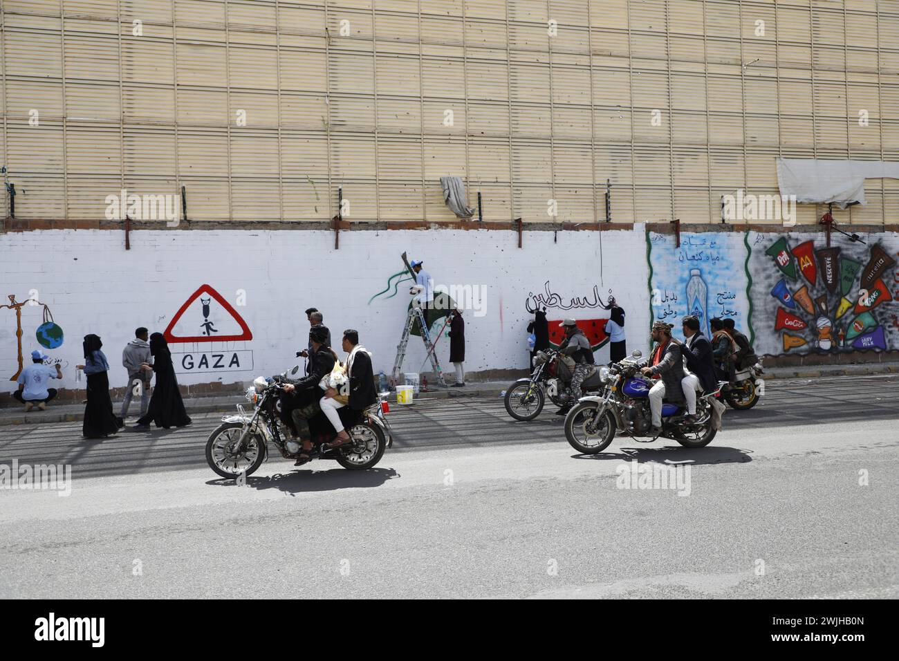 Yemeni graffiti artists support Palestinians with murals Stock Photo ...