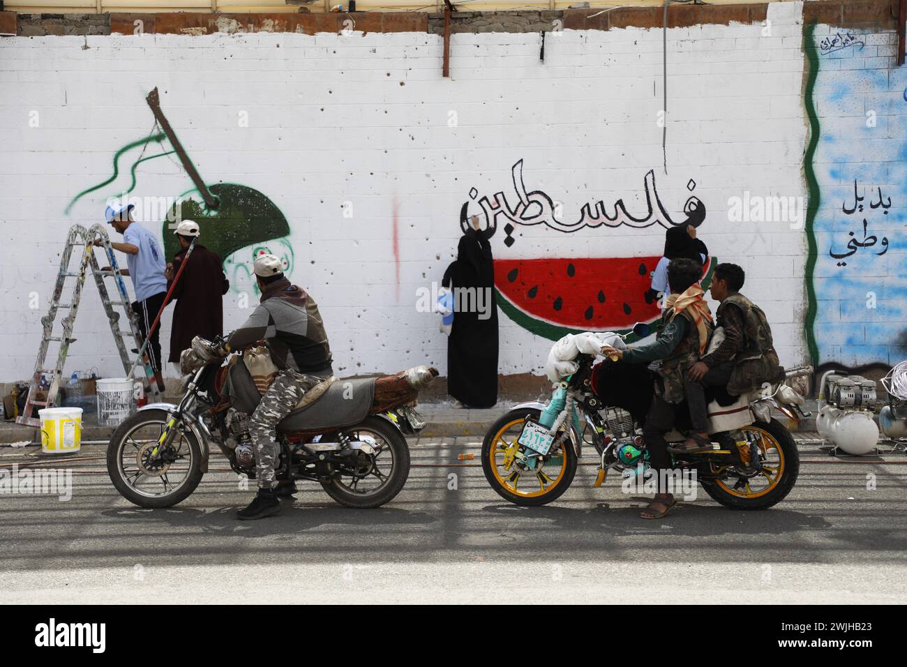 Yemeni graffiti artists support Palestinians with murals Stock Photo ...