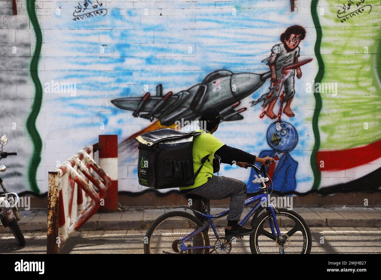 Yemeni graffiti artists support Palestinians with murals Stock Photo ...