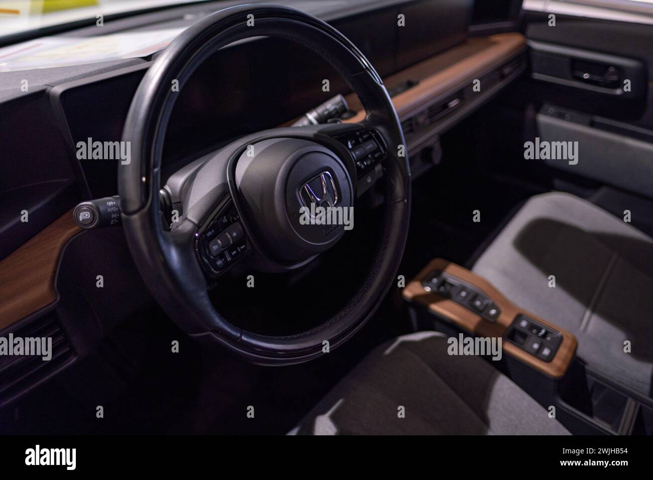 close up steering wheel, Interior, cockpit Honda e Electric Car ...