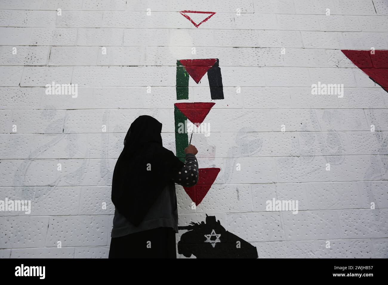 Yemeni graffiti artists support Palestinians with murals Stock Photo ...