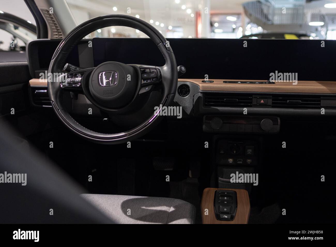 close up steering wheel, Interior, cockpit Honda e Electric Car ...
