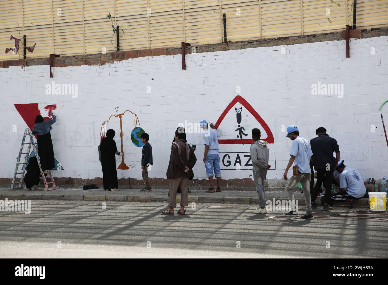 Yemeni graffiti artists support Palestinians with murals Stock Photo ...