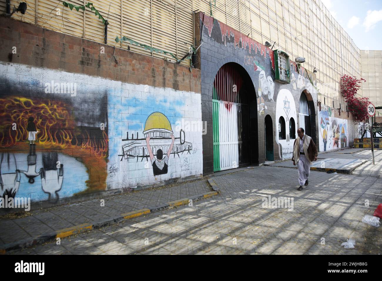 Yemeni graffiti artists support Palestinians with murals Stock Photo ...