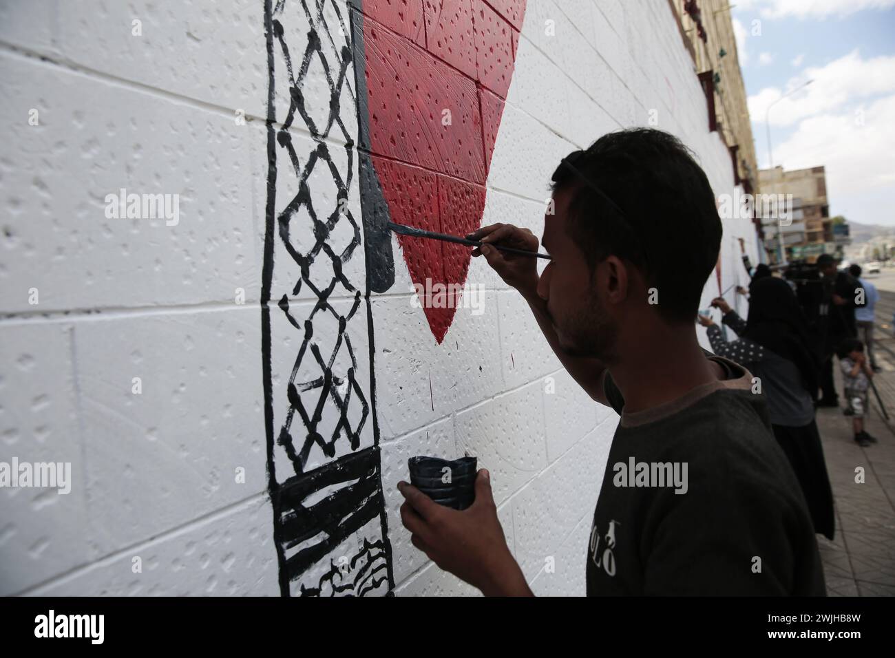 Yemeni graffiti artists support Palestinians with murals Stock Photo ...