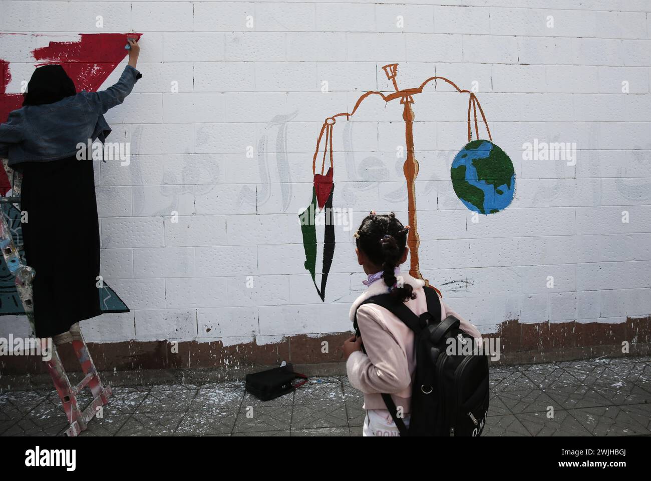 Yemeni graffiti artists support Palestinians with murals Stock Photo ...