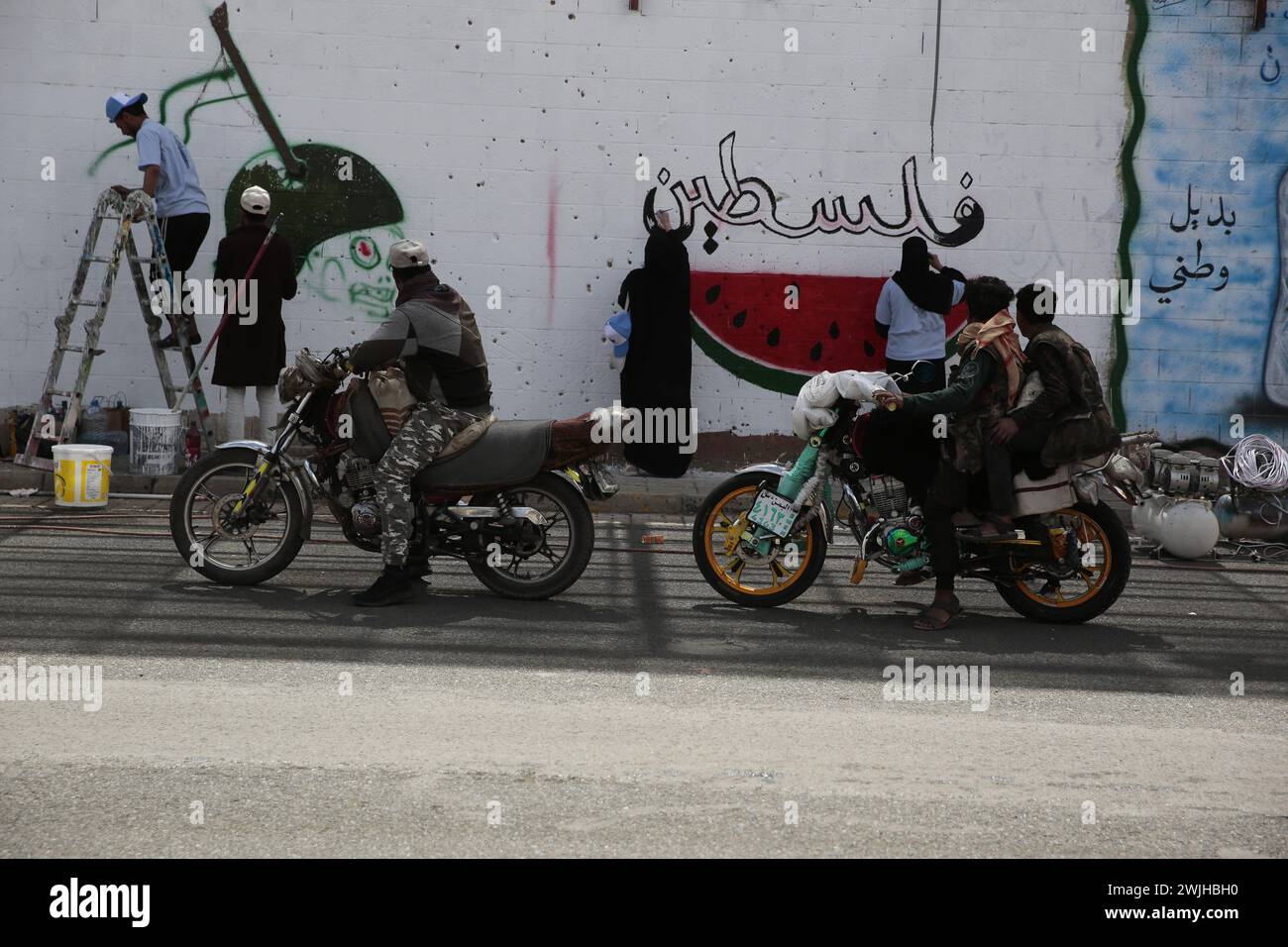 Yemeni graffiti artists support Palestinians with murals Stock Photo ...
