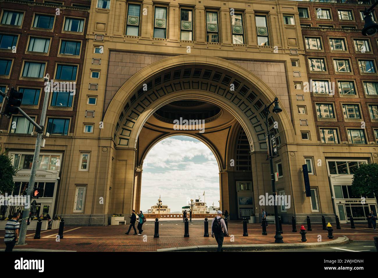 Rowes wharf arch hi-res stock photography and images - Alamy