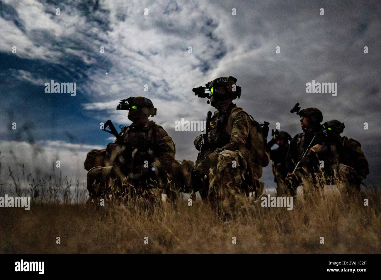 New Mexico, USA. 24th Jan, 2024. Airmen take a tactical halt during an ...
