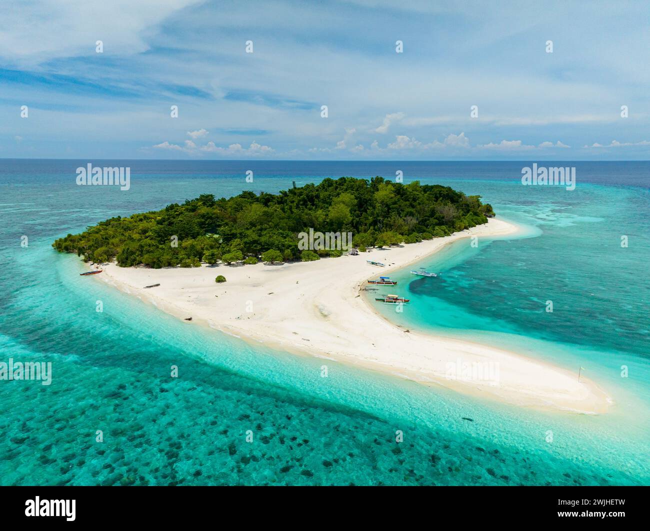Beautiful beaches in Mantigue Island. Turquoise water and coral reefs ...