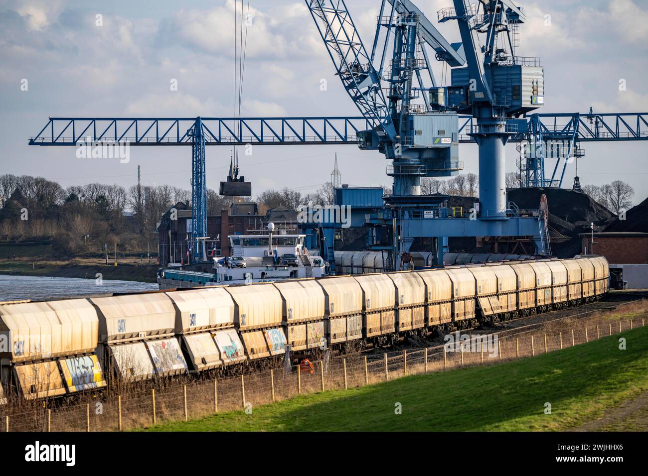 The NIAG Rhine port in Rheinberg-Orsoy, unloading of cargo ships with ...