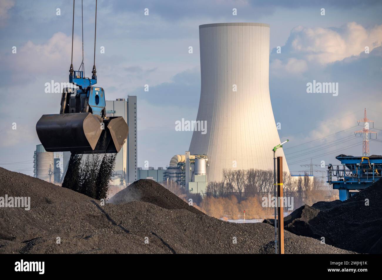Coal train power plant unloading hi-res stock photography and images ...